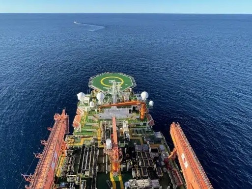 Le navire FPSO du projet Grand Tortue Ahmeyim opéré par bp met le cap sur le site du projet avec ...